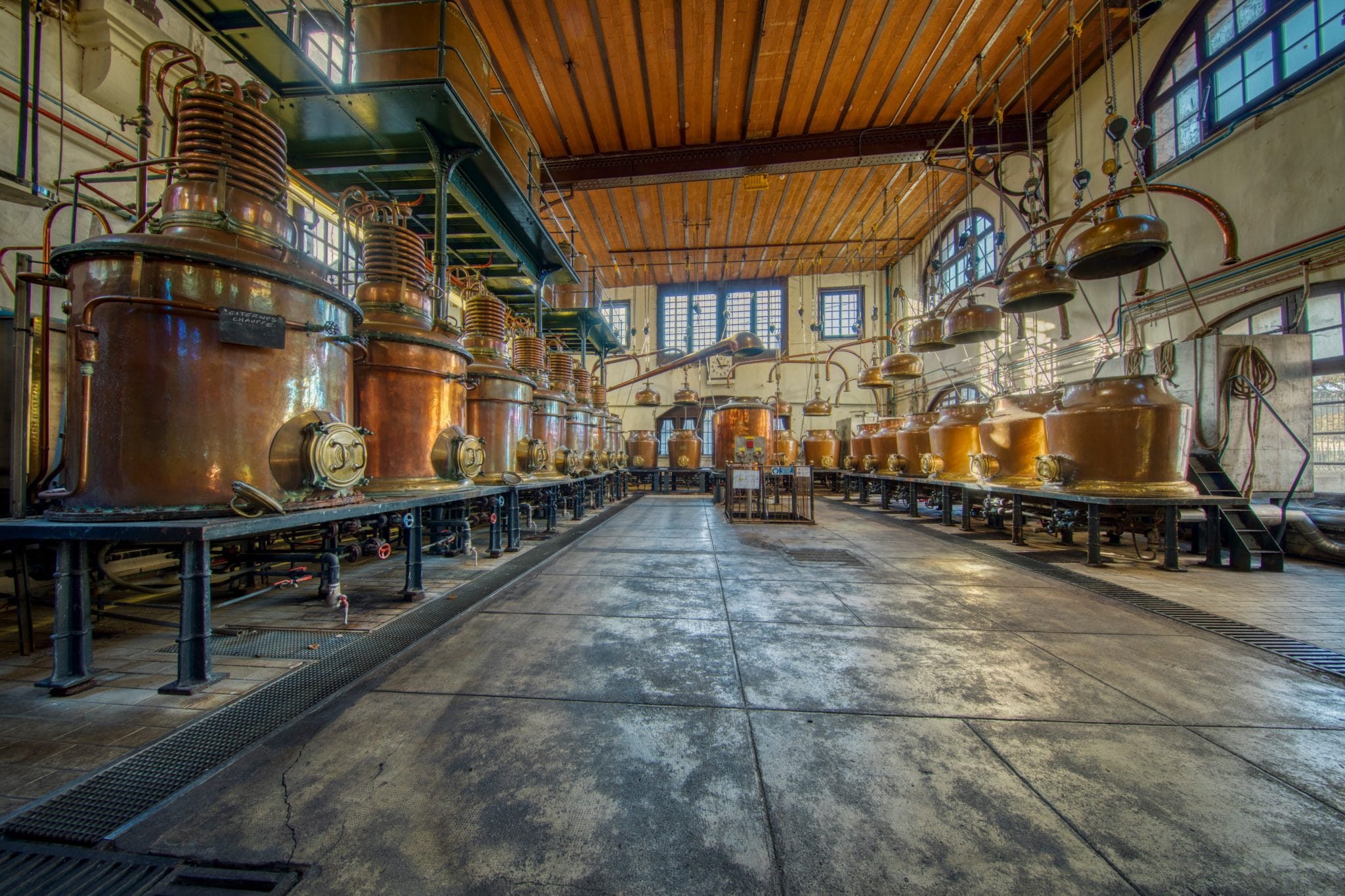 3 distilleries françaises vous convient à un Tour de France virtuel des ...