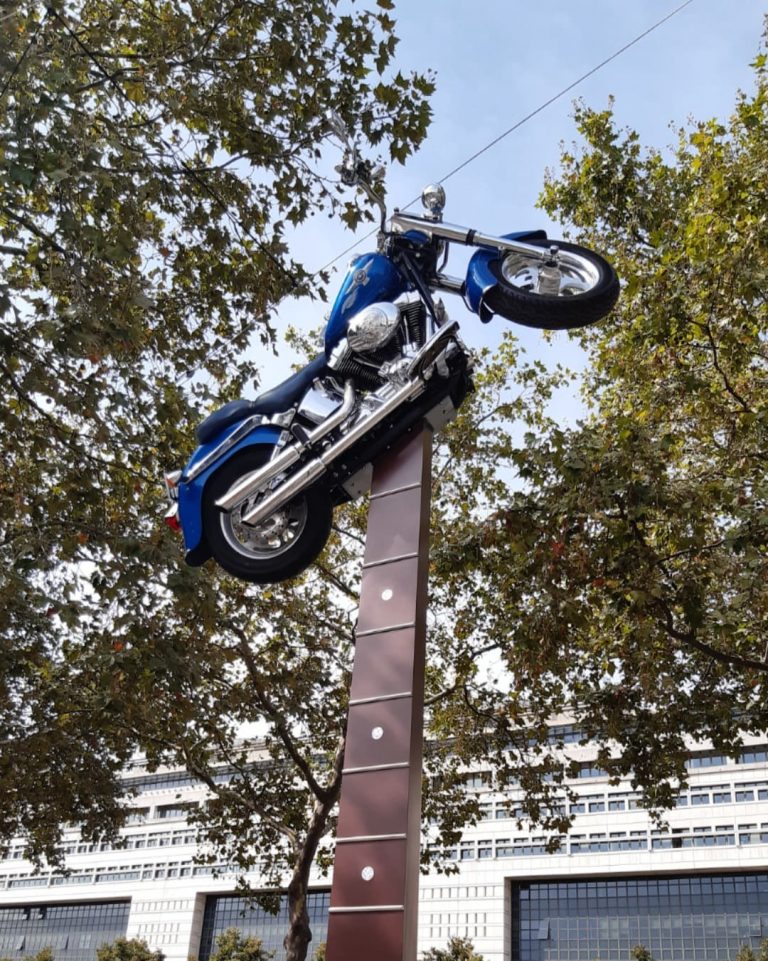 Une statue guitare & Harley-Davidson de 6 m de haut installée sur l ...