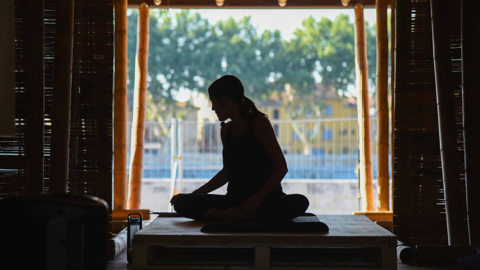 Insolite : du yoga dans le pavillon en bambou de l'exposition Aqua ...
