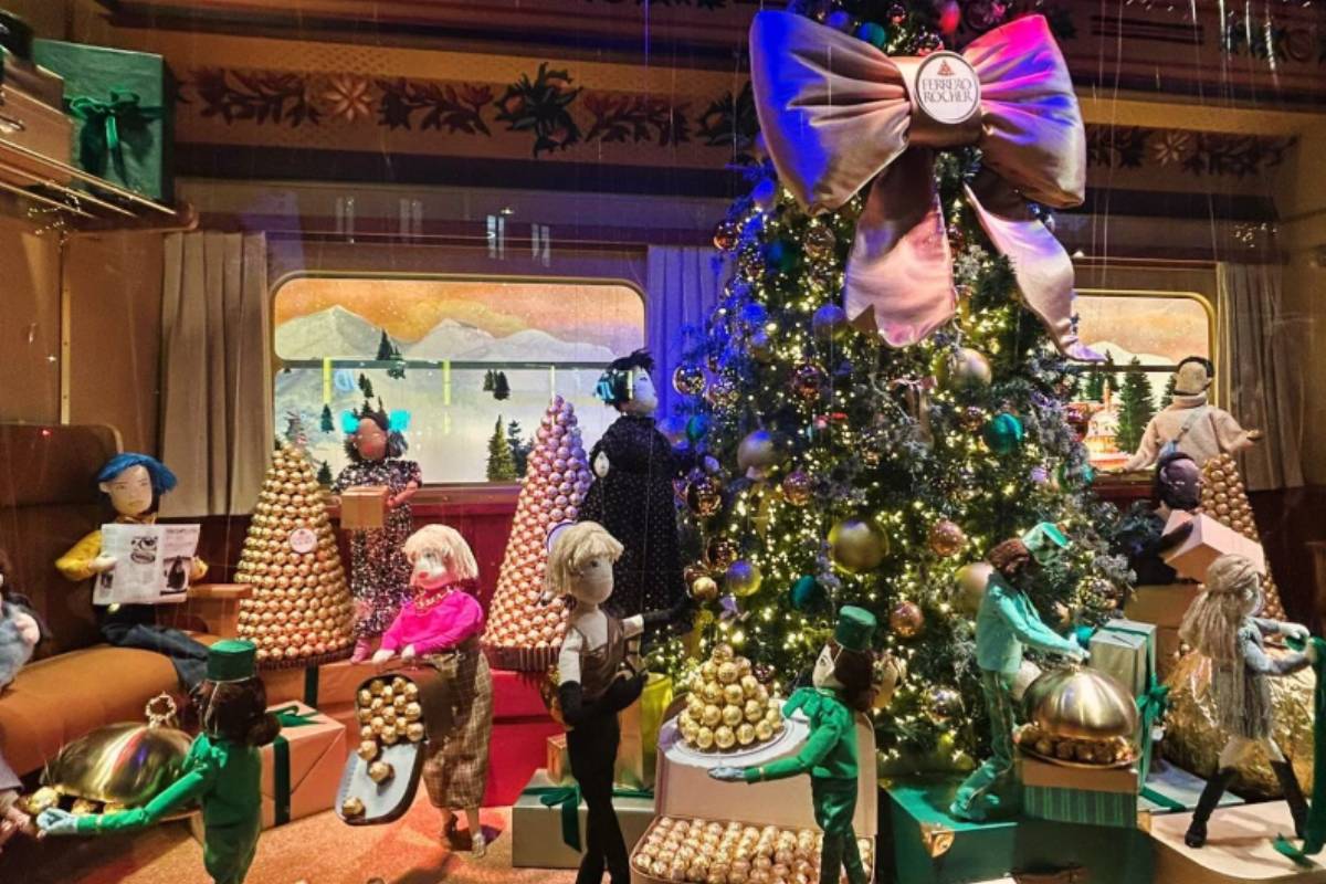 The most beautiful Christmas window displays in Paris