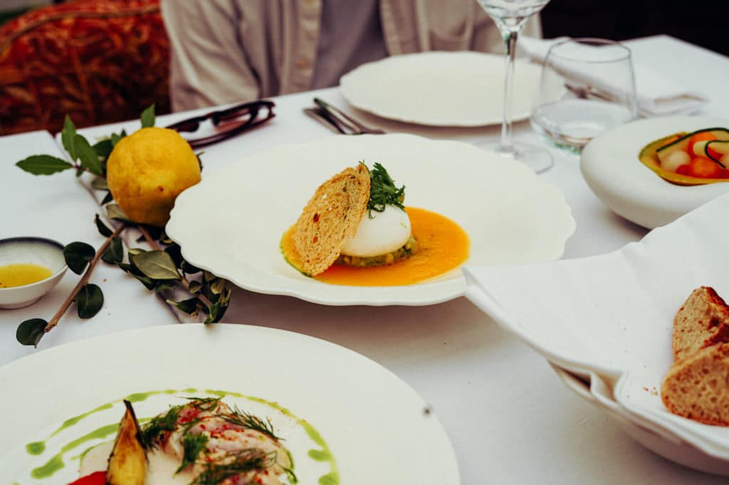 Riviera, la terrasse idyllique du restaurant Apicius en plein cœur de ...