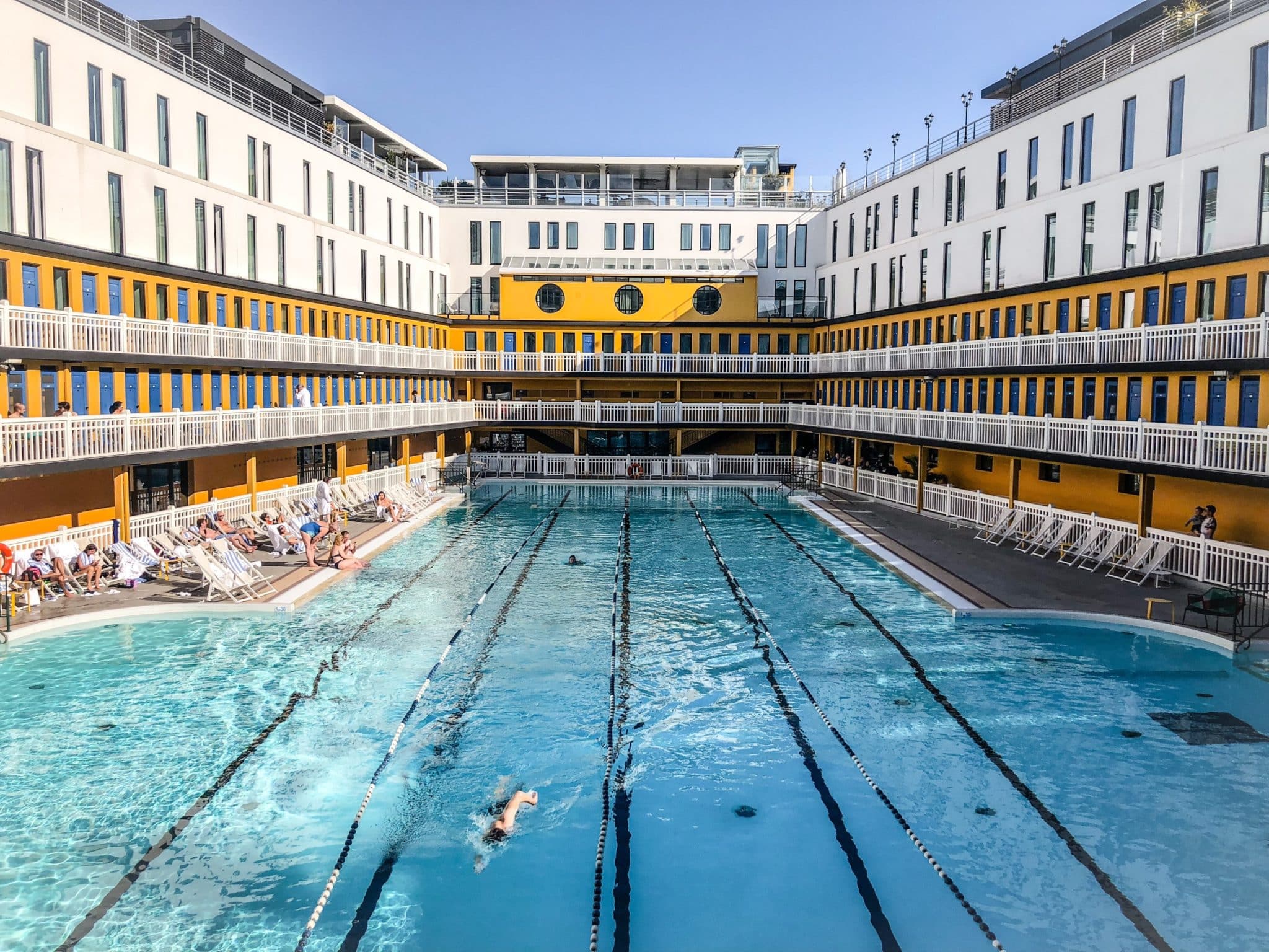 Où trouver les piscines découvertes avec solarium à Paris