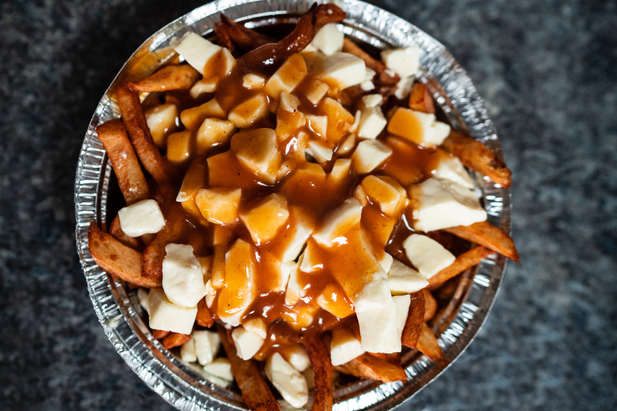 Où manger une poutine à Paris ? Les meilleures adresses.
