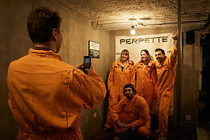 Perpette : un bar à cocktails immersif au cœur d'une prison