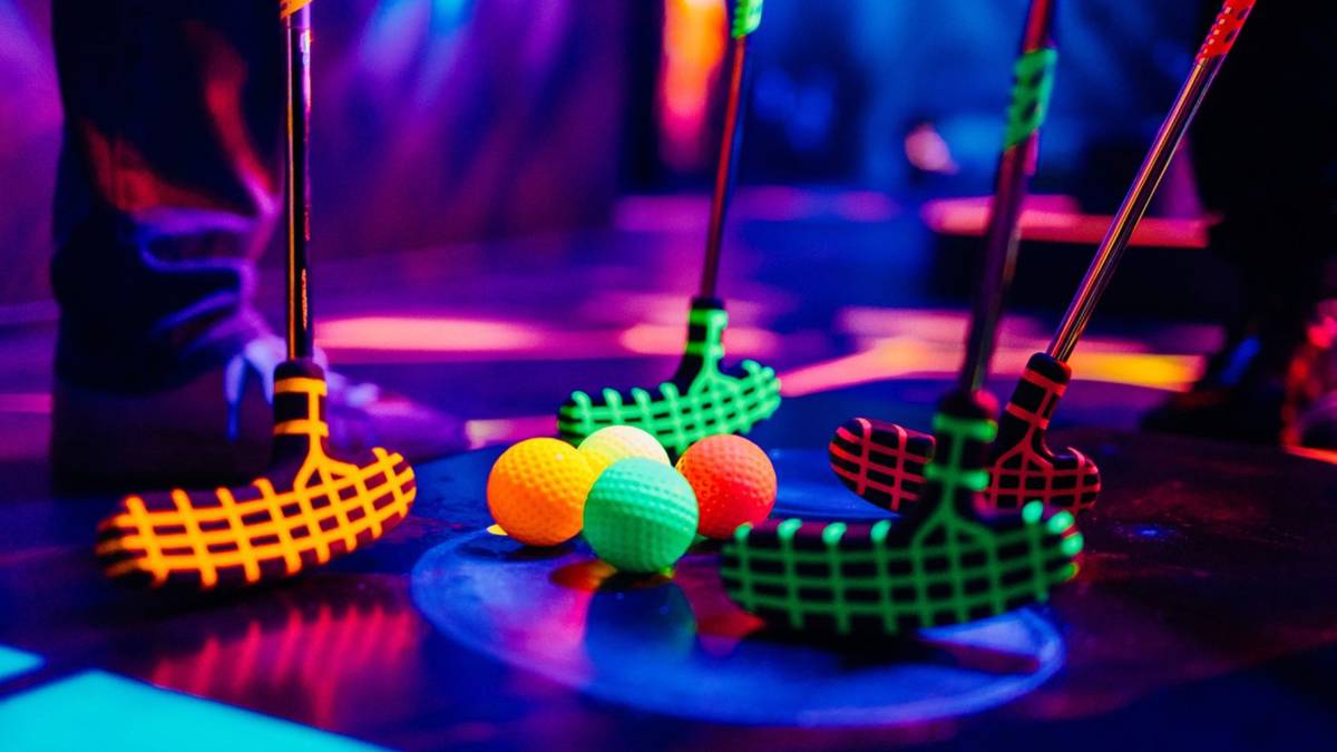 Un parcours de mini golf fluorescent débarque dans la capitale
