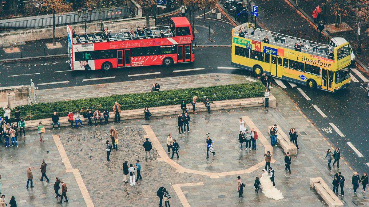 La Tour Eiffel est le site qui attire les arnaques à touristes