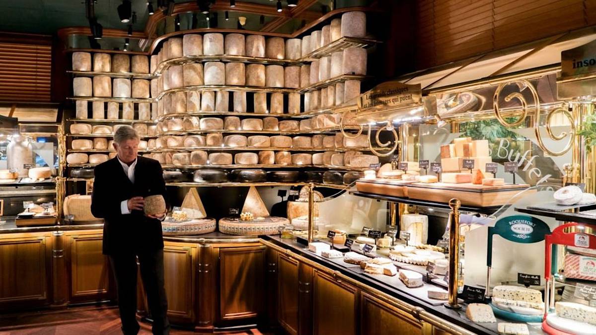 Cheeses: the world's largest cheese platter in France