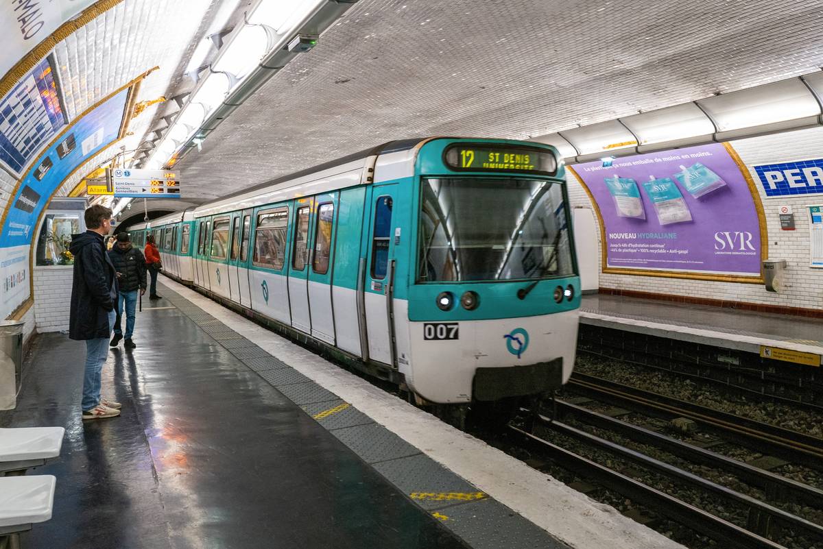 O metro de Paris teria sido mais pontual em 2024, segundo um estudo