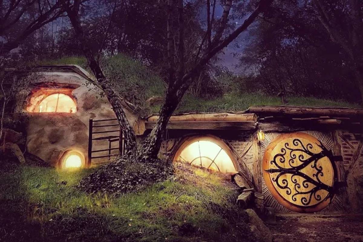 There's a hobbit house 3 hours from Paris (you can sleep there)