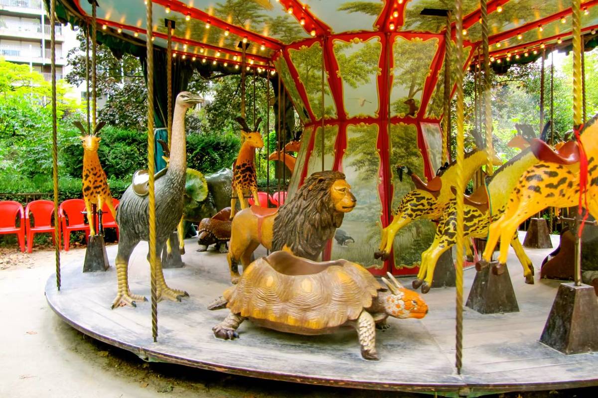 On a trouvé le carrousel le plus atypique et étrange de Paris