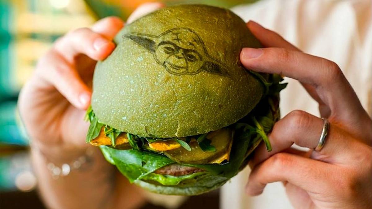 Star Wars Day: an unusual Master Yoda burger at Disneyland Paris