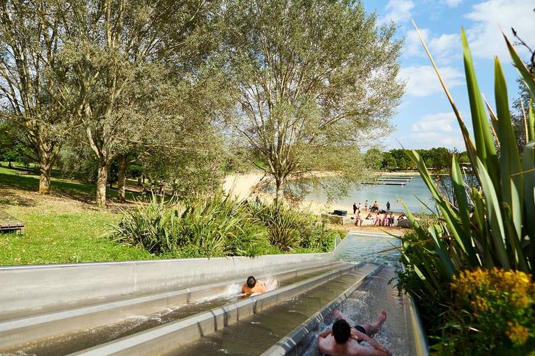 Near Paris, this sublime lake with its sandy beach is a paradise.