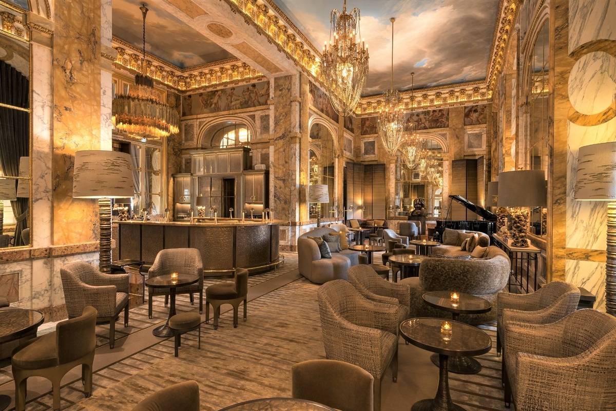 Questo bar, con la sua eccezionale architettura, è il più bel bar di Parigi
