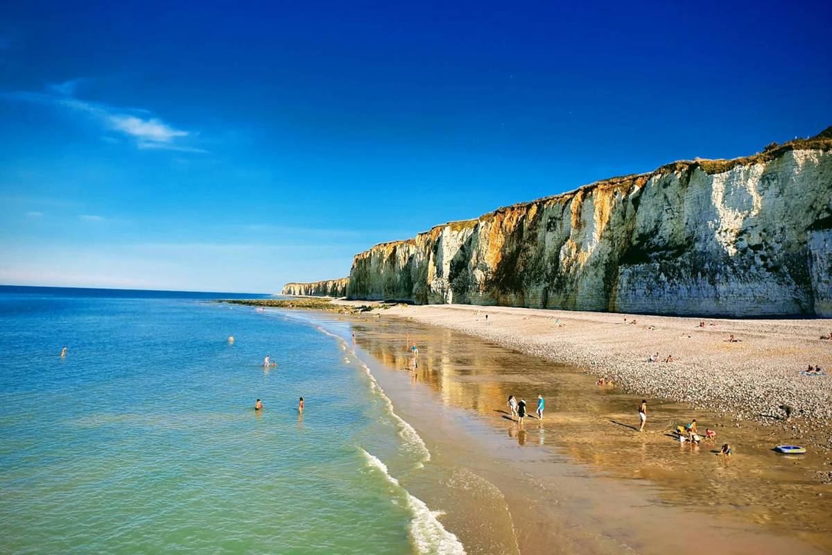 Weit weniger bekannt als Étretat, verbirgt dieser Badeort mit knapp 600 ...