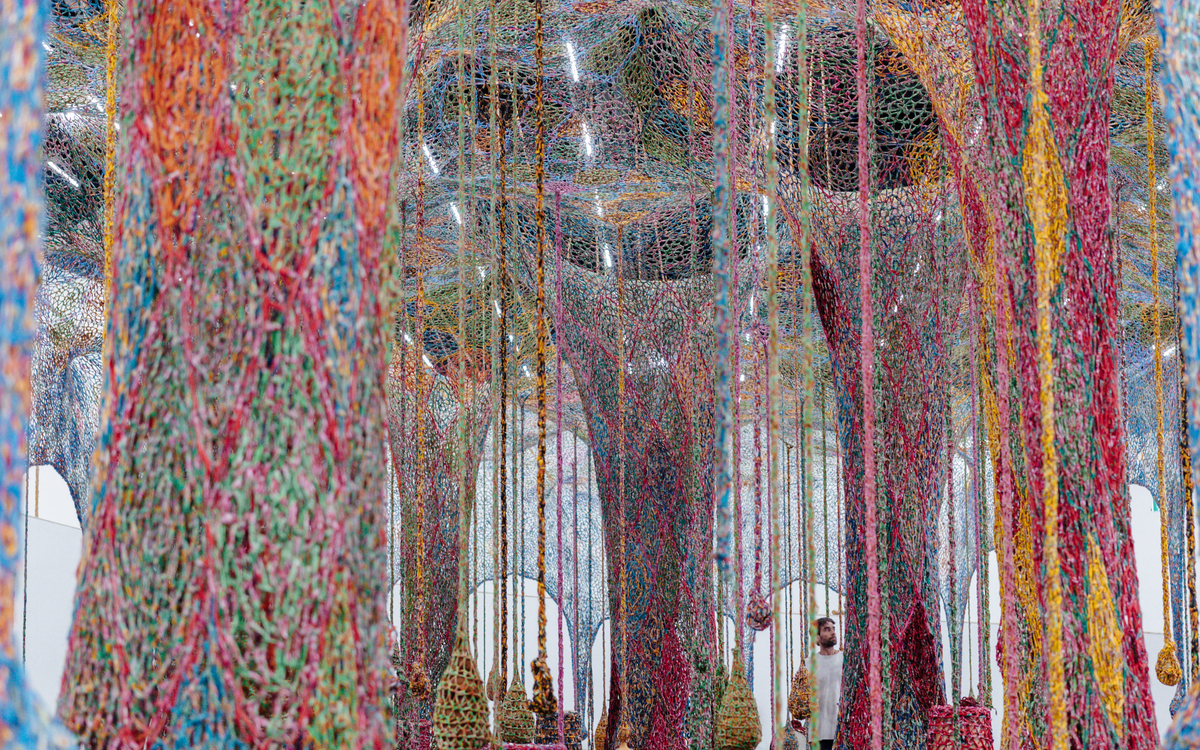 Paris expose gratuitement une installation artistique XXL en crochet