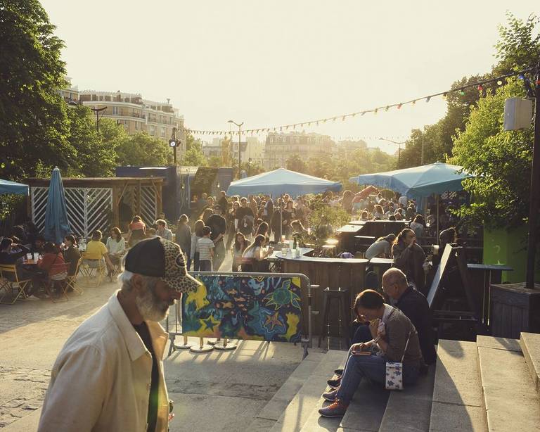 La terrazza estiva del Poisson Lune, relax e cultura, dan