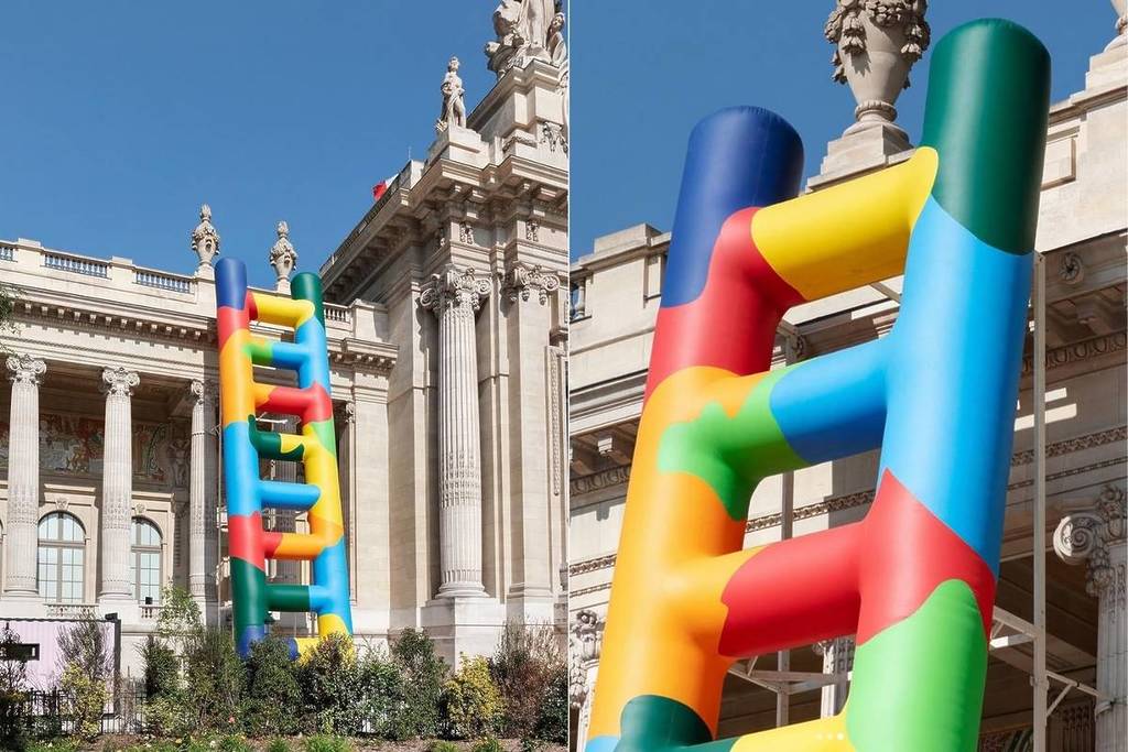 Uma escada gigante multicolorida no Grand Palais para o verão