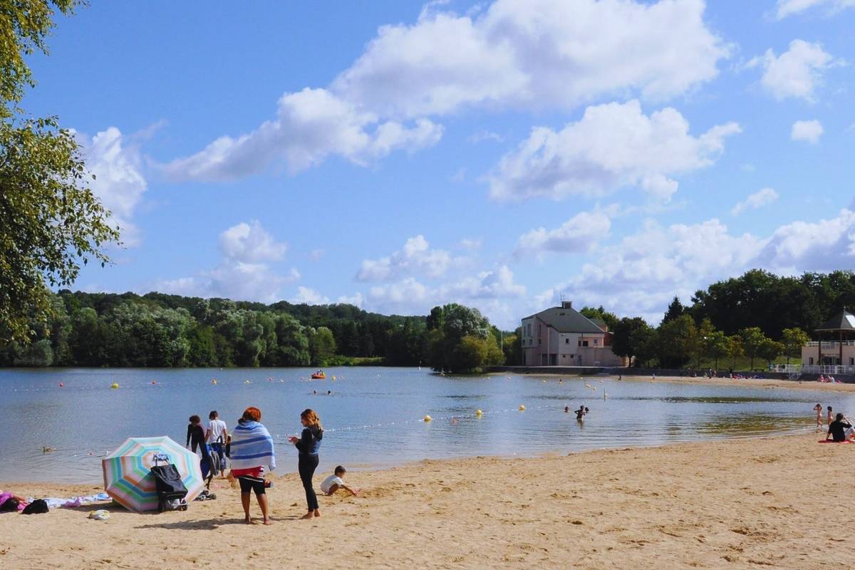 Cette plage francilienne idyllique se trouve en plein cœur d'une forêt
