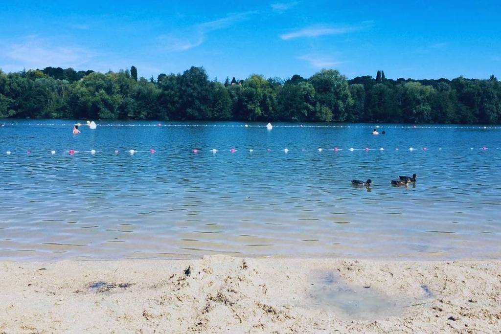 Cette plage francilienne idyllique se trouve en plein cœur d'une forêt