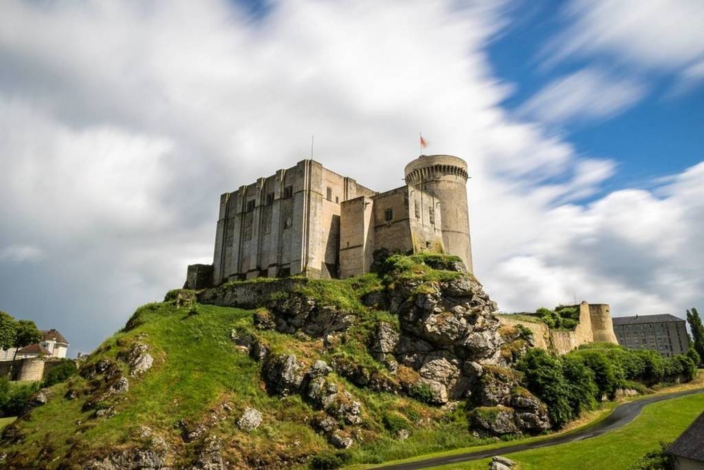Este castillo medieval encaramado tiene más de mil años