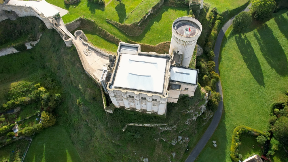 Este castillo medieval encaramado tiene más de mil años