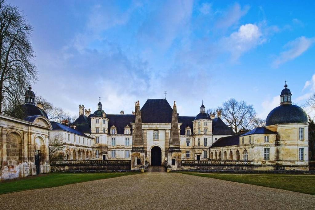 Este increíble castillo renacentista fue construido sobre el agua