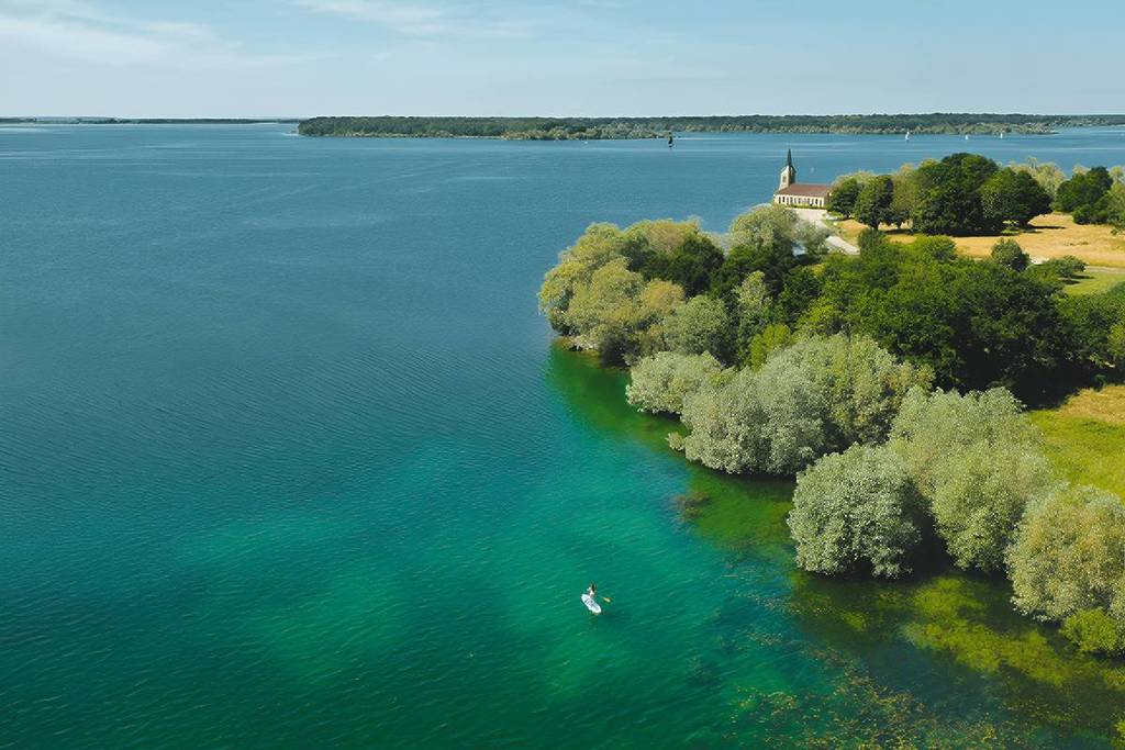 À 3 h de Paris, cet immense lac artificiel à l’eau cristalline est le plus grand de France – ses ...