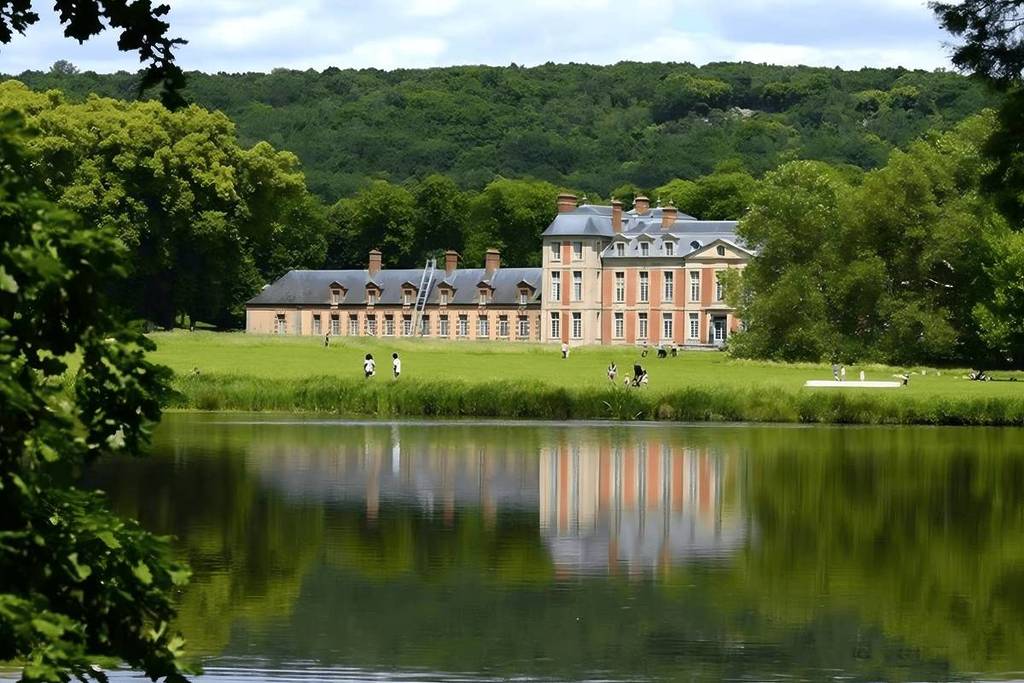 Just 45 minutes from the capital, this gigantic 100-hectare free park ...