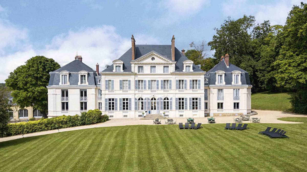 A menos de una hora de París, este pintoresco pueblo medieval con sus ...