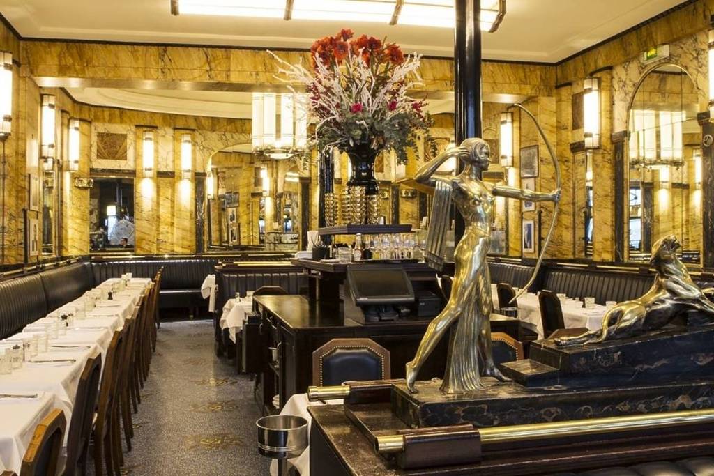 En pleno centro de París, esta centenaria brasserie Art Déco es una de las más bellas de París y ...