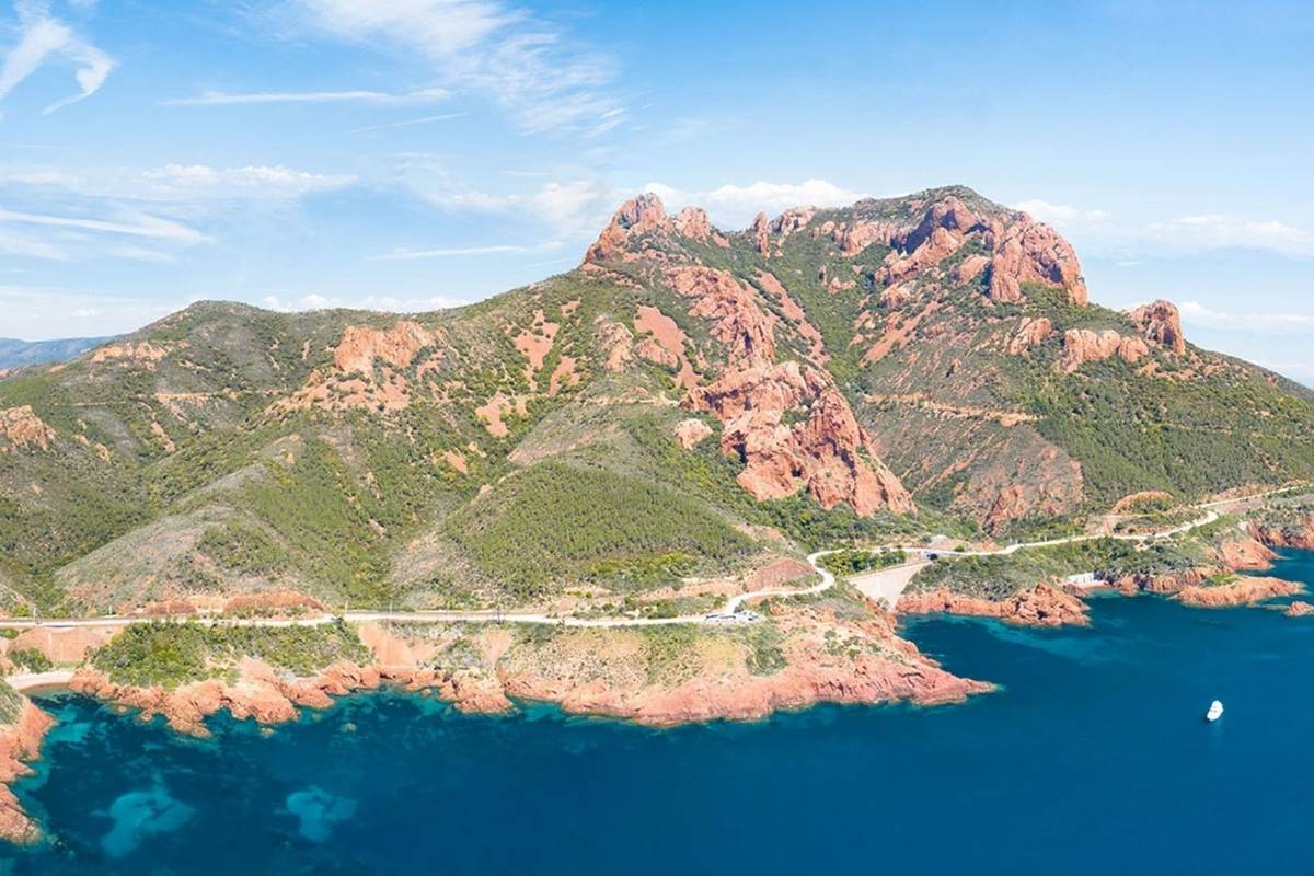Cette route spectaculaire entre mer et roches rouges est l’une des plus ...