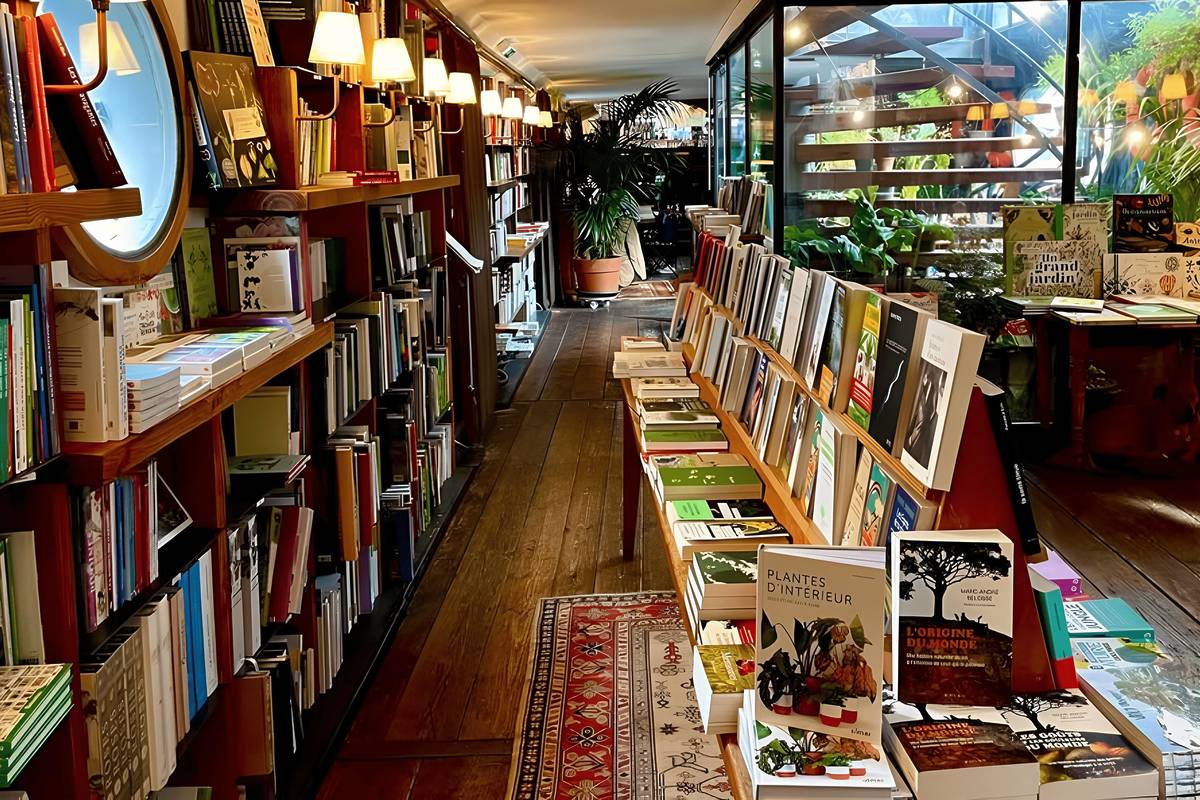 Ces trois cafés-librairies parisiens font rêver les voyageurs – et ils viennent d’être consacrés ...