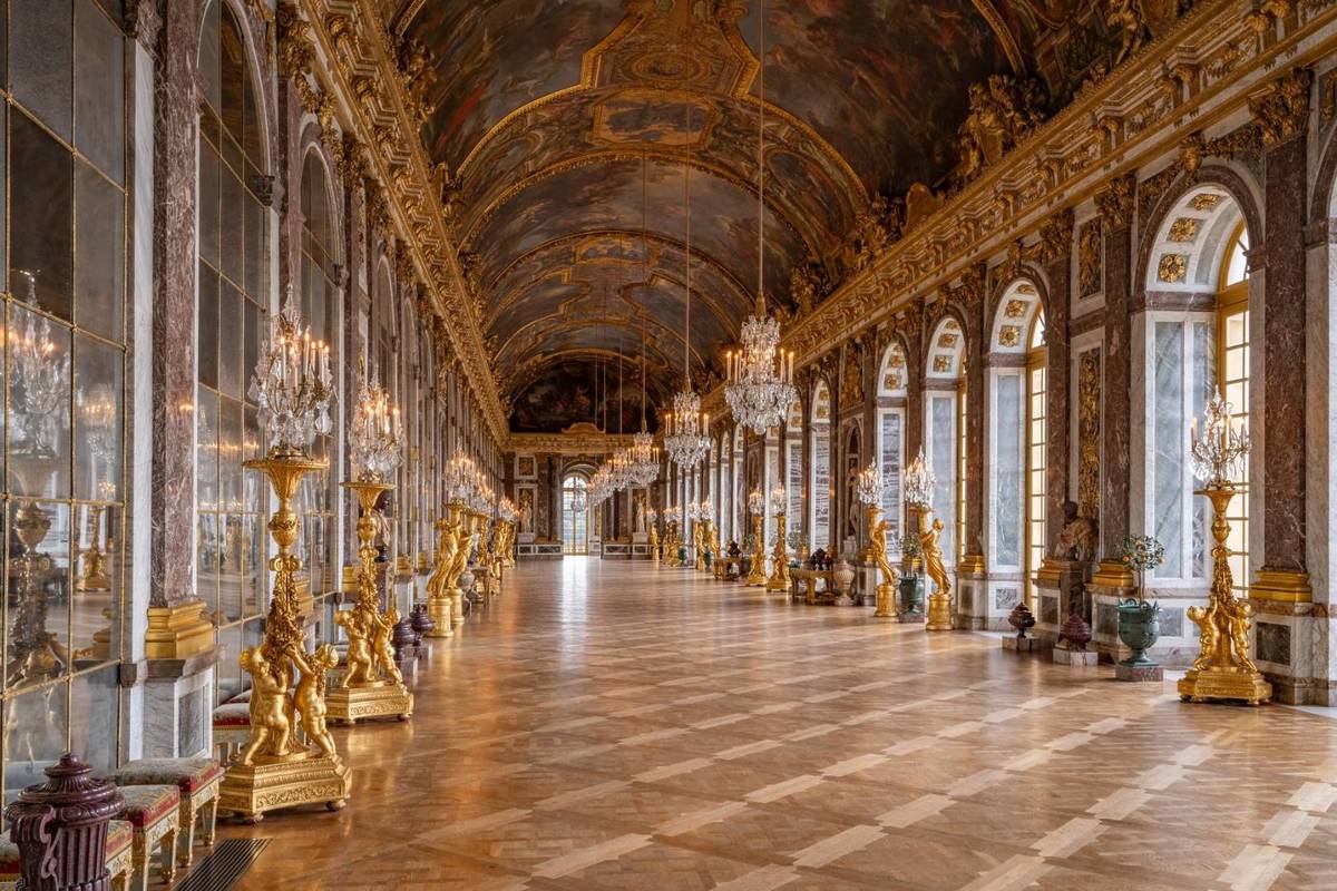 Im Schloss von Versailles erfindet sich der Spiegelsaal mit einer ...