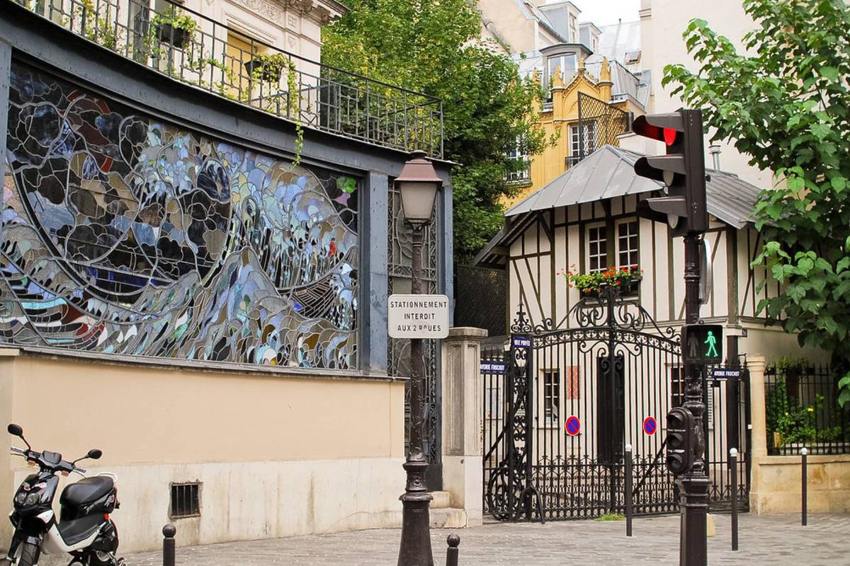 This mysterious villa in the 9th arrondissement is said to be the most ...