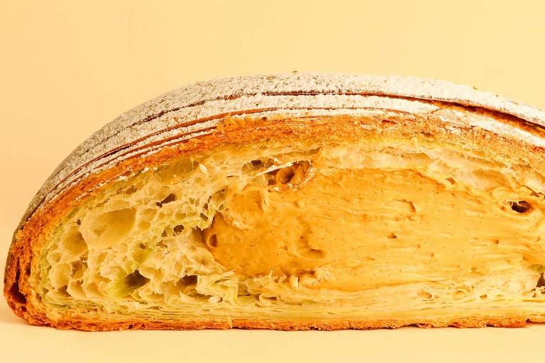 Een XXL croissant met pistachevulling van Philippe Conticini in Parijs ...