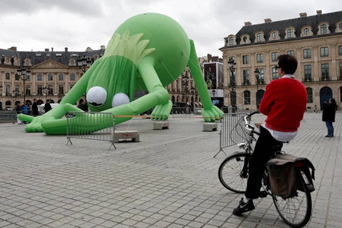 Pourquoi tout le monde parle de ce ballon géant en forme de Kermit la ...