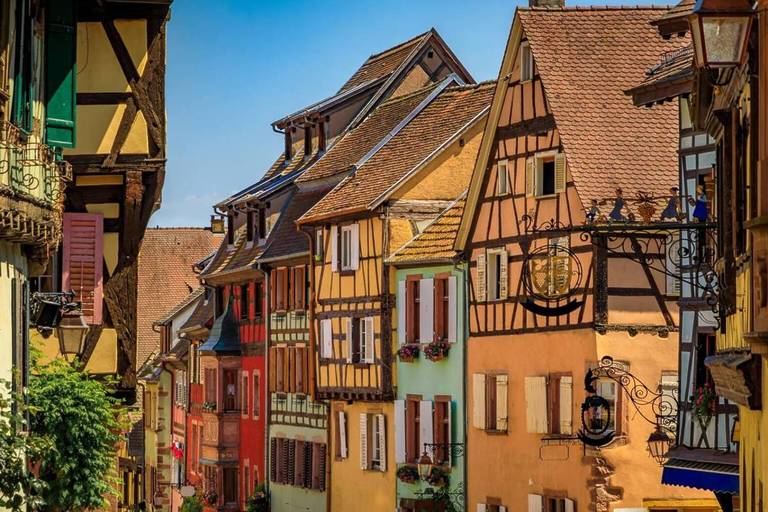 A unas dos horas de París, este pueblo medieval ultrarromántico de ...