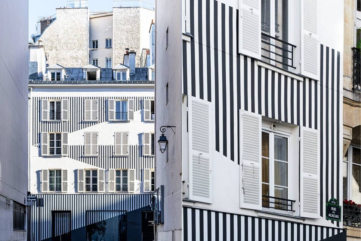 Près de 40 ans après ses Colonnes, Buren dévoile une nouvelle œuvre ...