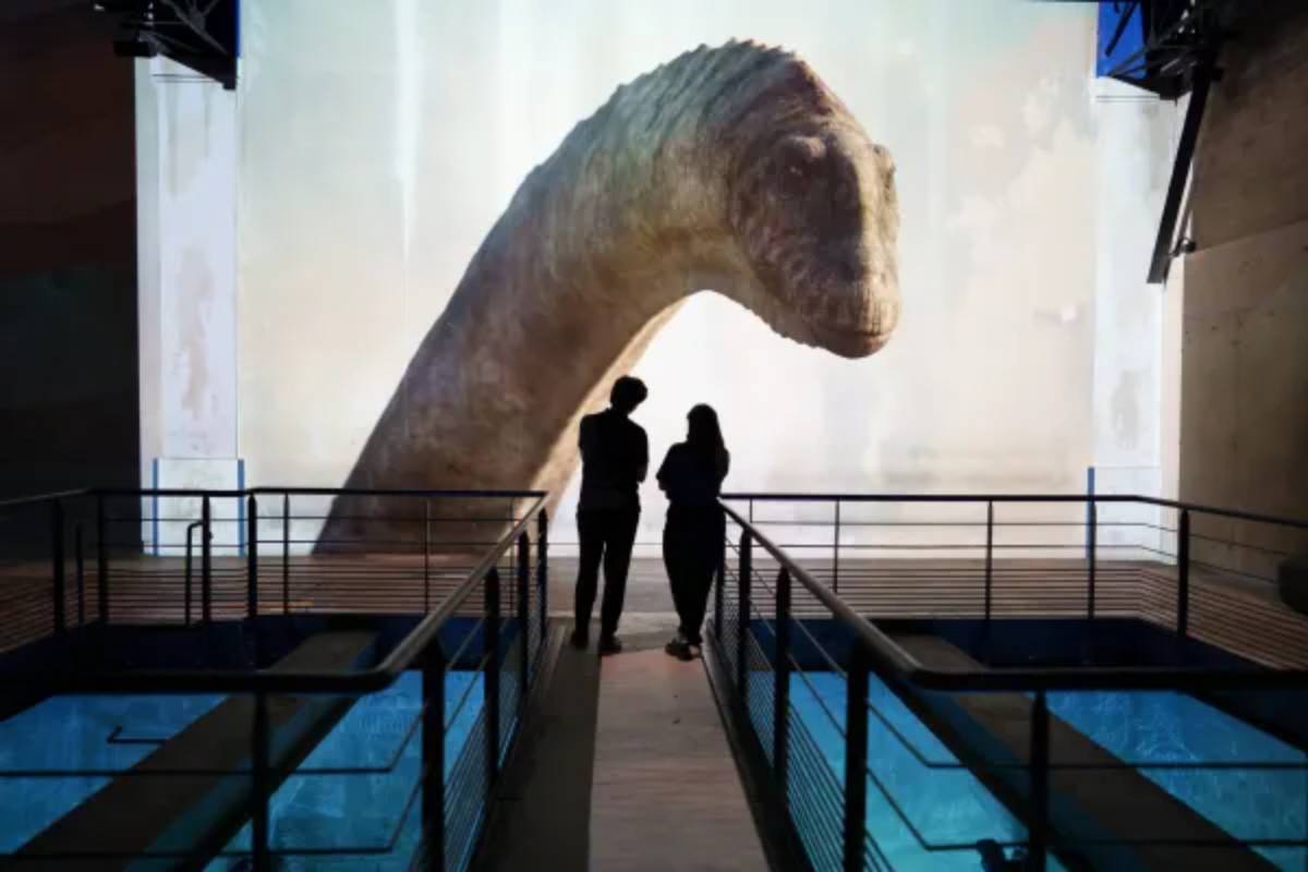 In a former foundry in 11ᵉ Paris, this dinosaur exhibition features ...