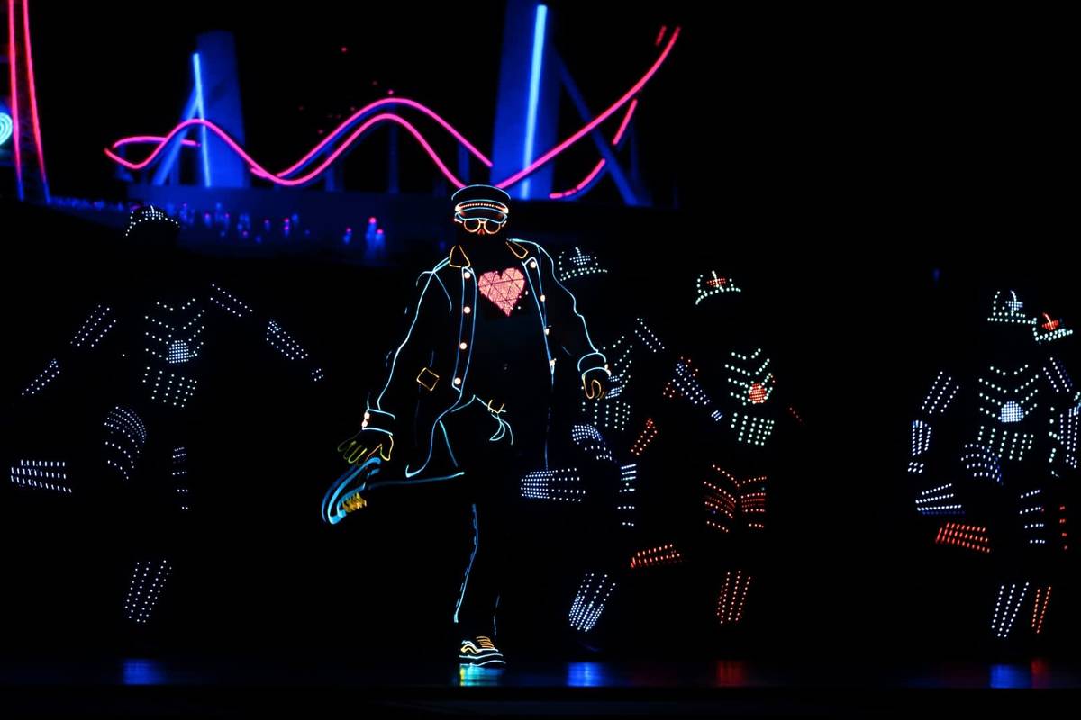 Neon Moves Paris: The neon dance show of the 2000s