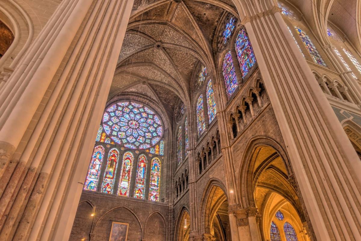 Esta catedral asimétrica a menos de una hora de París alberga un ...