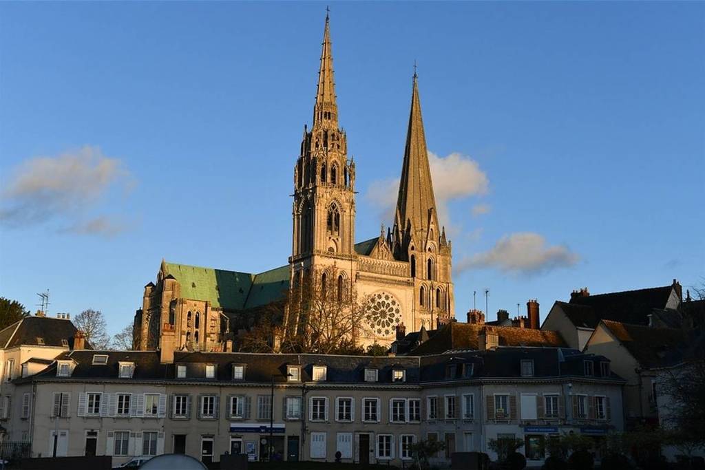 Esta catedral asimétrica a menos de una hora de París alberga un ...