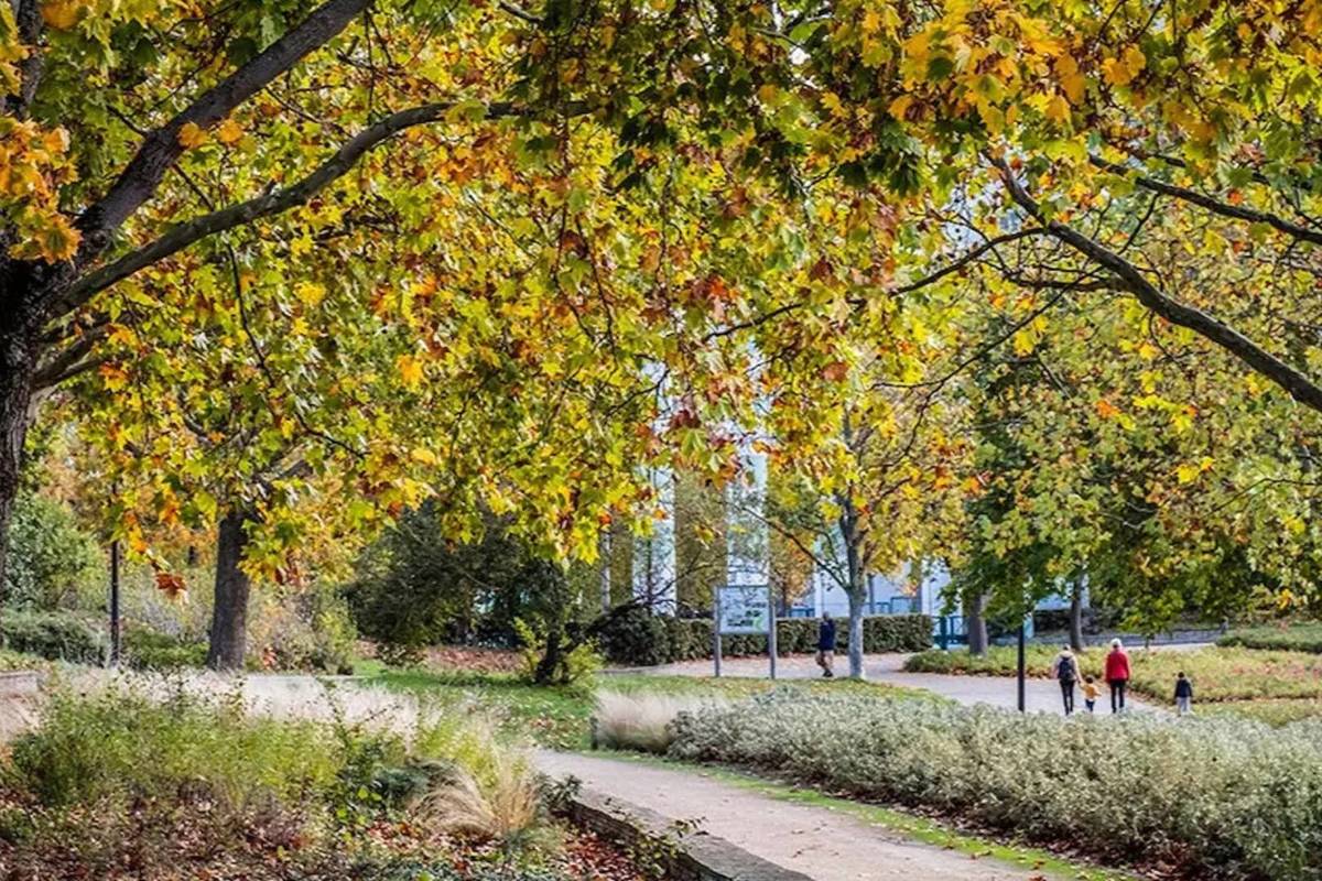 Aos portões de Paris, este novo parque de 1,5 hectares, escondido numa ...