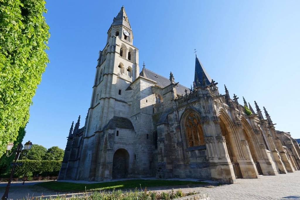 This Gothic collegiate church in Île-de-France is over 800 years old ...