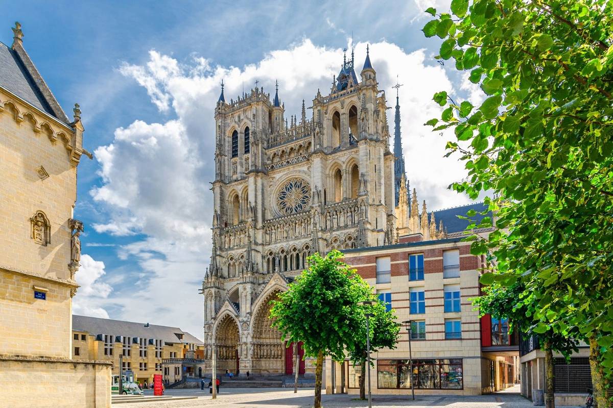 À seulement 1h de Paris, cette ville abrite la plus vaste cathédrale ...