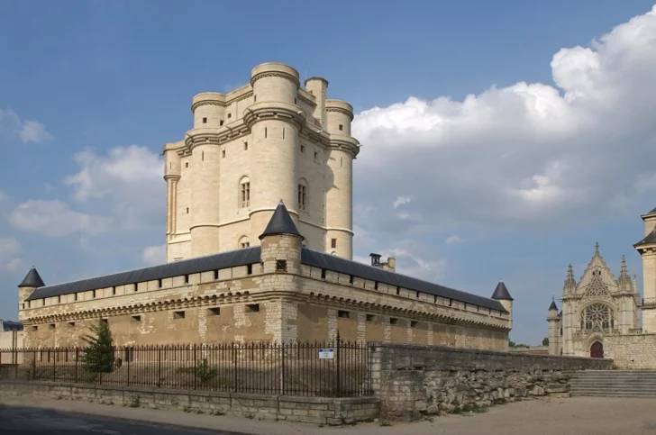 A 15 minutos de París, esta fortaleza real esconde una torre del ...