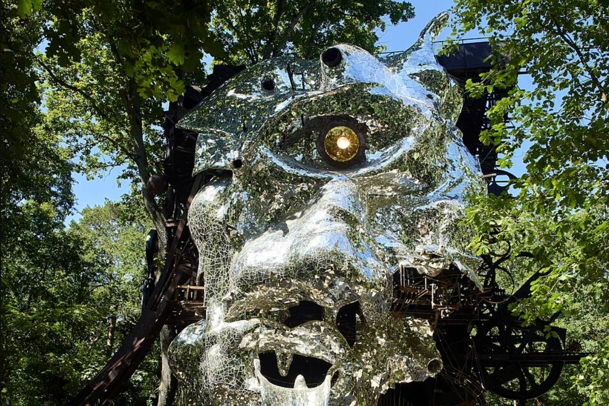 22.5 meters tall and made of thousands of mirrors: this sculpture has ...