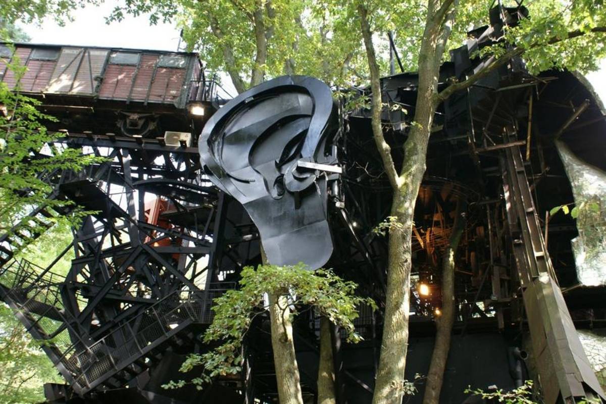 22,5 metri di altezza e migliaia di specchi: questa scultura si ...