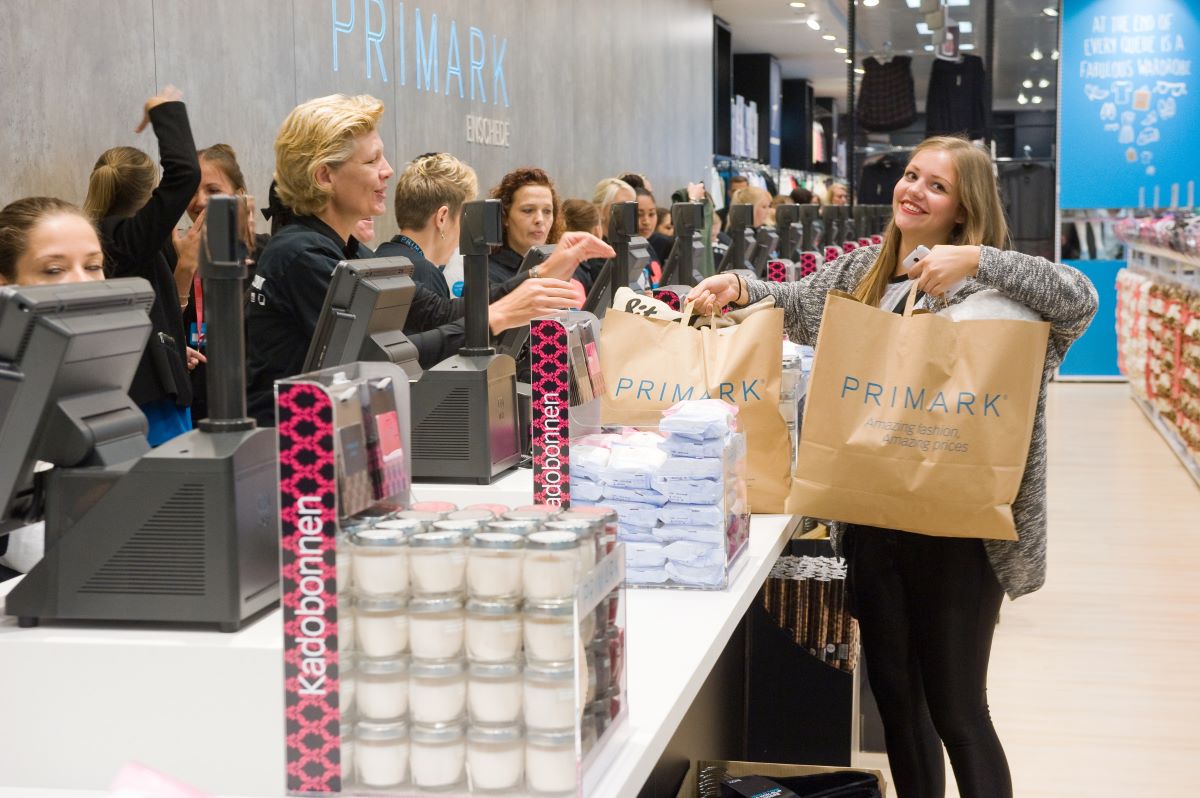 Primark poderá instalar-se no atual edifício da FNAC, no Porto