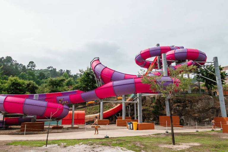 Se trata del mayor parque acuático de montaña de la Península Ibérica ...